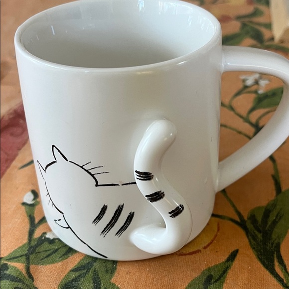 the green party | Kitchen | Charming White Mug With Cat Tail Handle ...